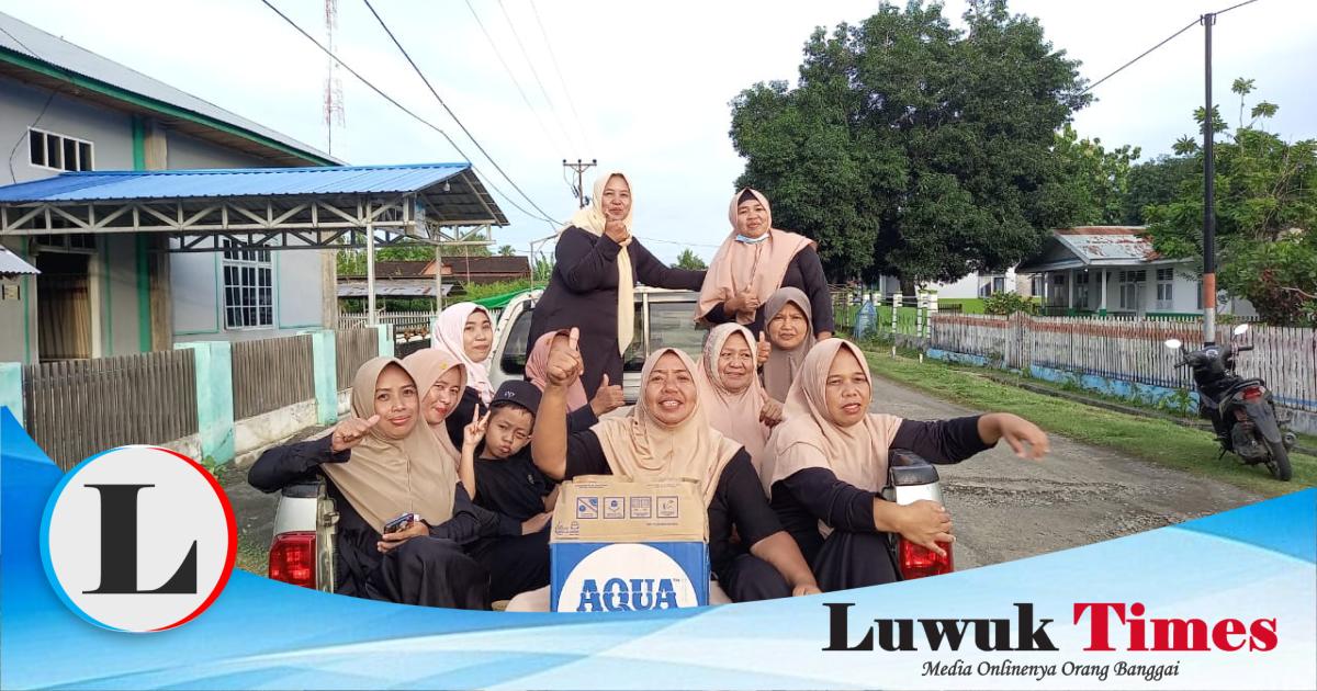 Ibu-Ibu Kader Bualemo B Bagikan Ratusan Paket Takjil untuk Masyarakat